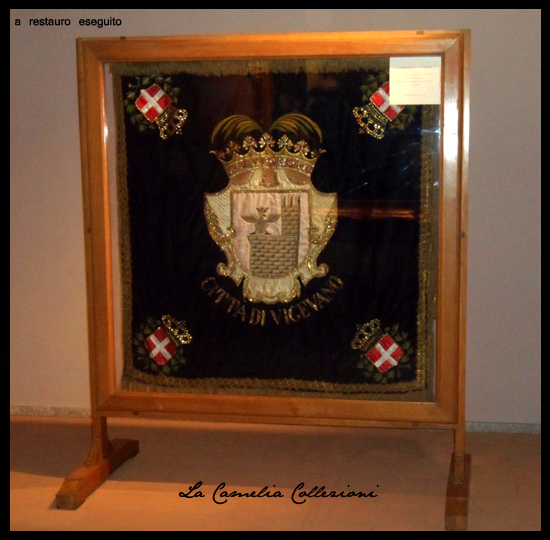 a restauro completato, il gonfalone montato su teca presso la ...